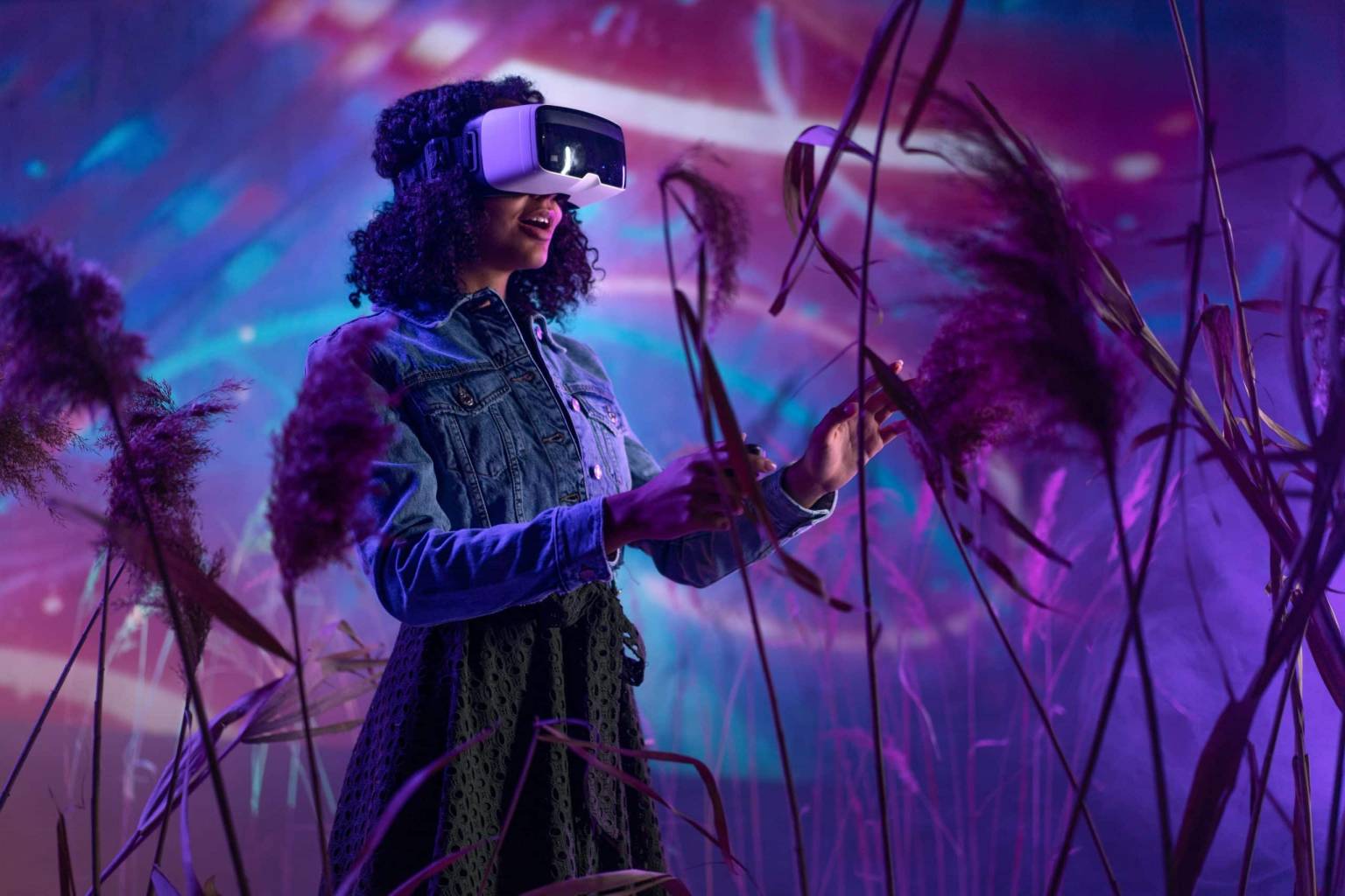 VR VS. AR VS. XR: Understanding The Differences - TWOMC